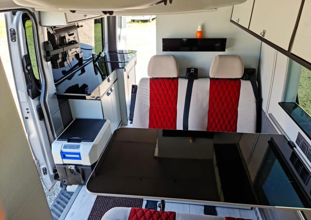 Autorulota Mercedes Sprinter – Defender - Transilvania Camp