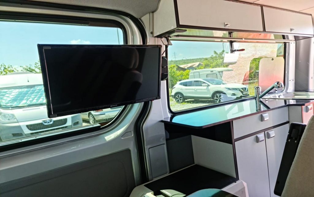 Autorulota Mercedes Sprinter – Defender - Transilvania Camp