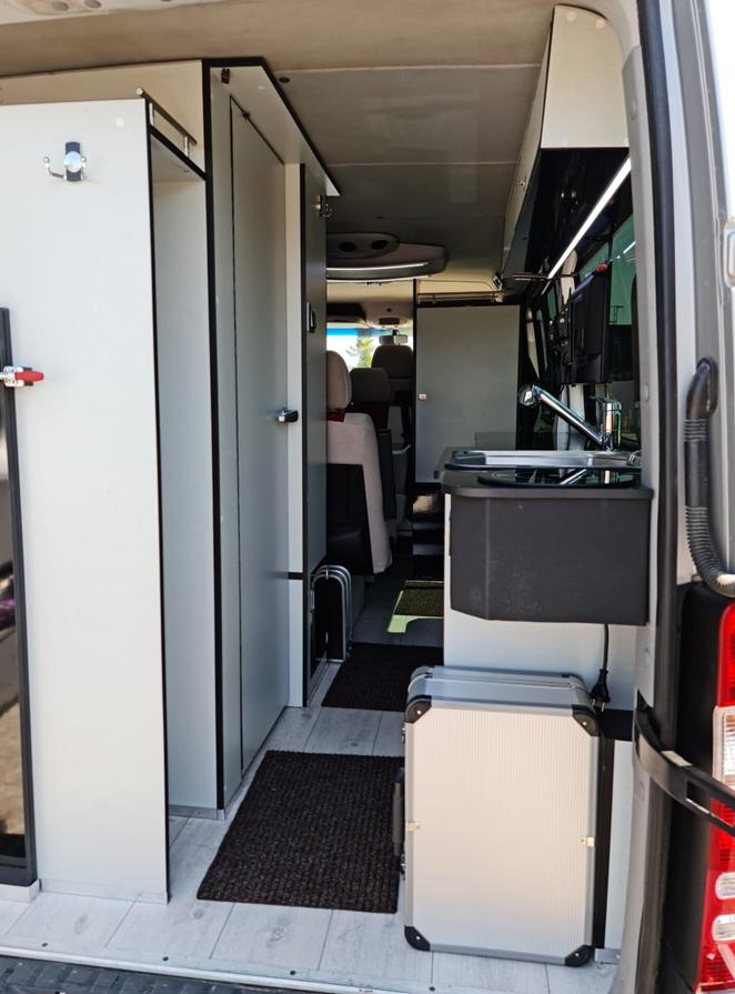 Autorulota Mercedes Sprinter – Defender - Transilvania Camp